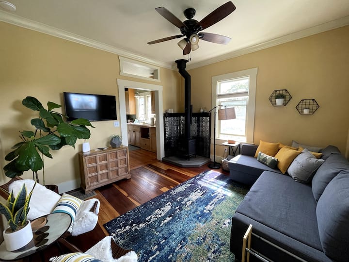 Charming Victorian Bungalow With Backyard/patio - Eureka, CA