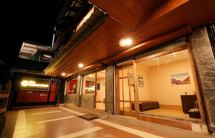 Hostel By The Griffon’s Nest - 강토크