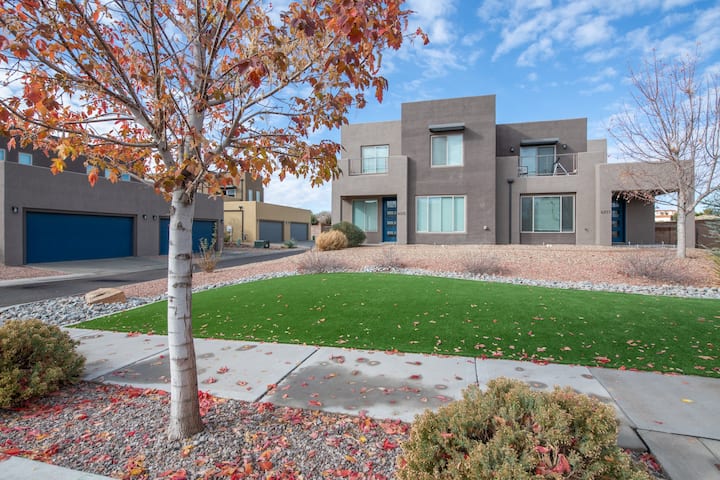 Stylish Abq Escape Featuring Tempurpedic Beds - Petroglyph National Monument
