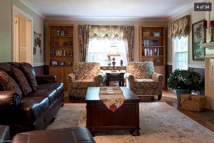 Cozy, Private 2nd Floor, Full Size Bed, Blue Room. - Youngstown, OH