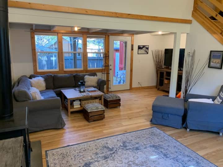 Donner Lake Haus 
Easy Walk To Beach - Truckee, CA