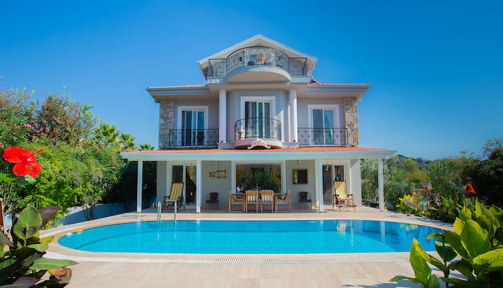 Villa Met Privézwembad In Een Volwassen Tuin In Het Maras-gebied - Dalyan