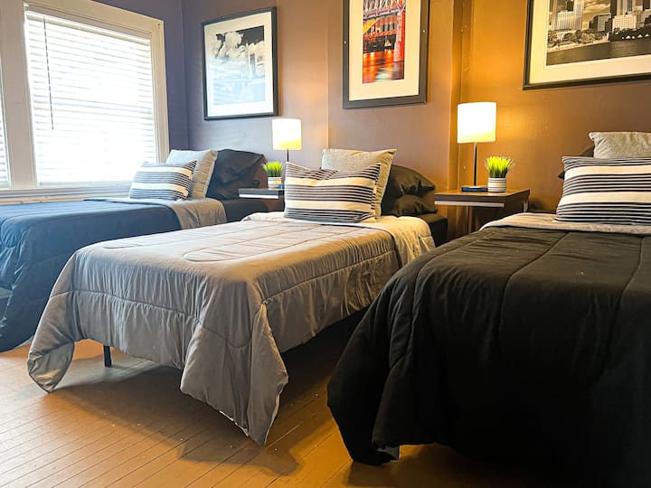 Sleeps 10! 3 Bedroom House, 7 Beds + Wifi! - Dayton, OH