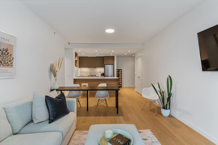 Luxury 1br Executive Rental | Patio, Gym & Views - Victoria