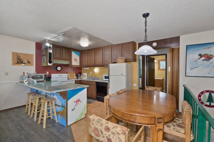 Retro Townhome Near The Village & Canyon Lodge! - Mammoth Lakes, CA