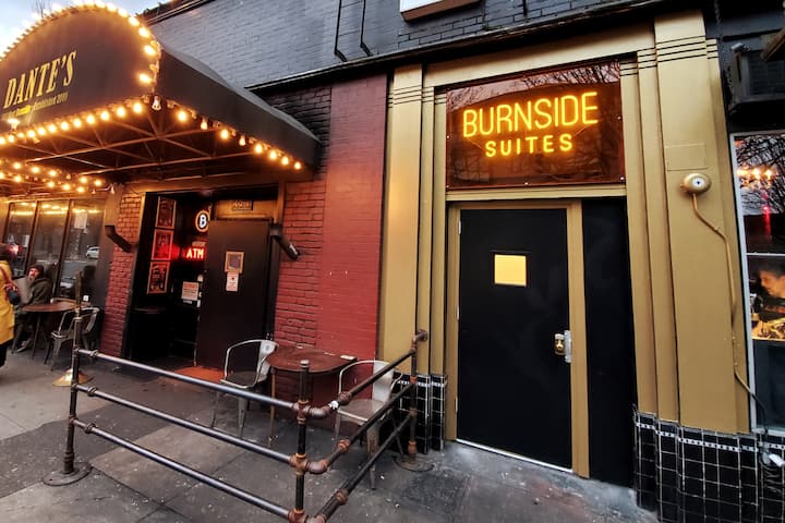 Burnside Suites: Luxurious 3rd Floor Apartment - Portland, OR