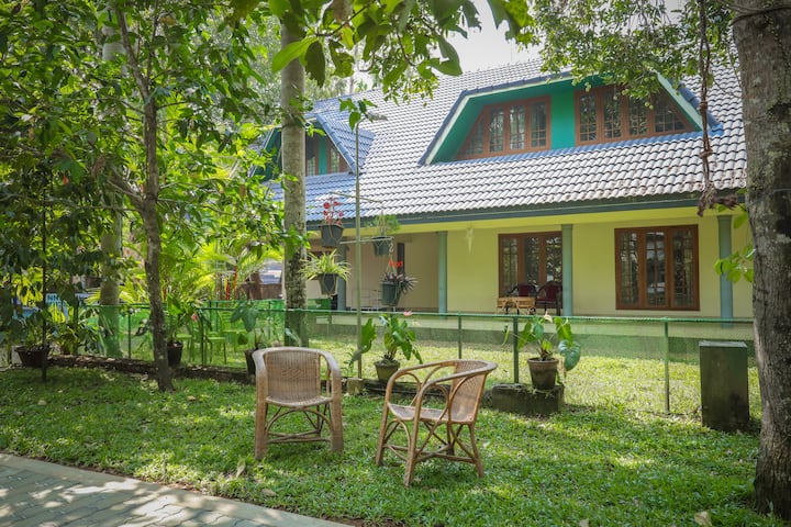 Home Amidst Tropical Fruit Trees Near Kreupasanam - Alappuzha