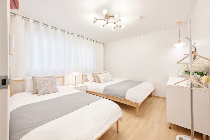 Ⅱ[Line 2] Hongik Station Exit 6 Is 3 Minutes Away. - South Korea