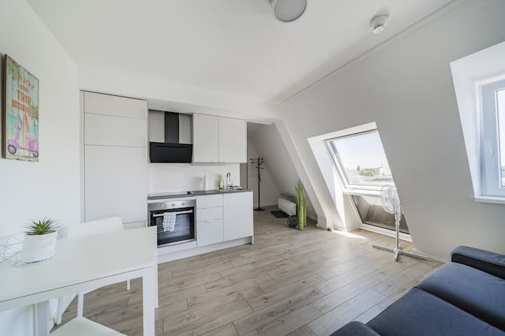 Schönbrunn (16): Sonniges Dachgeschoß-appartement - Wien