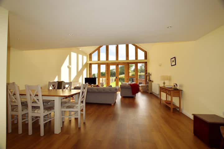 Secluded & Spacious Barn Conversion - Wiltshire - Devizes