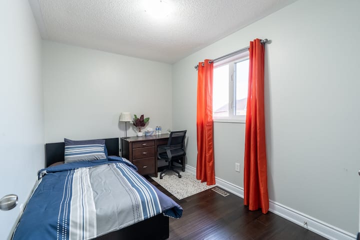 Private Cozy Room In A Beautiful House - Brampton
