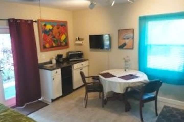 Close To The Beach With Private Patio And Yard! - St. Petersburg, FL