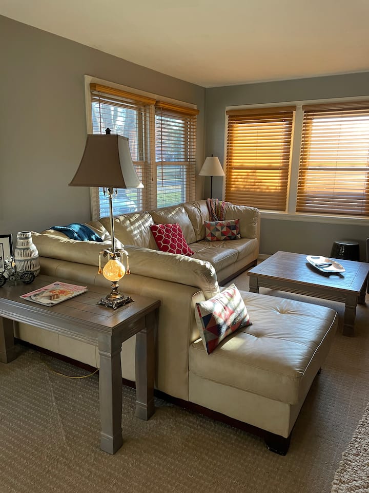 Becky’s Brentwood Bungalow & Gallery! - Springfield, MO