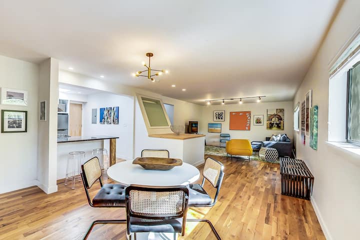 Spacious, Chic 2 Bedroom Apartment In Evanston - Evanston, IL