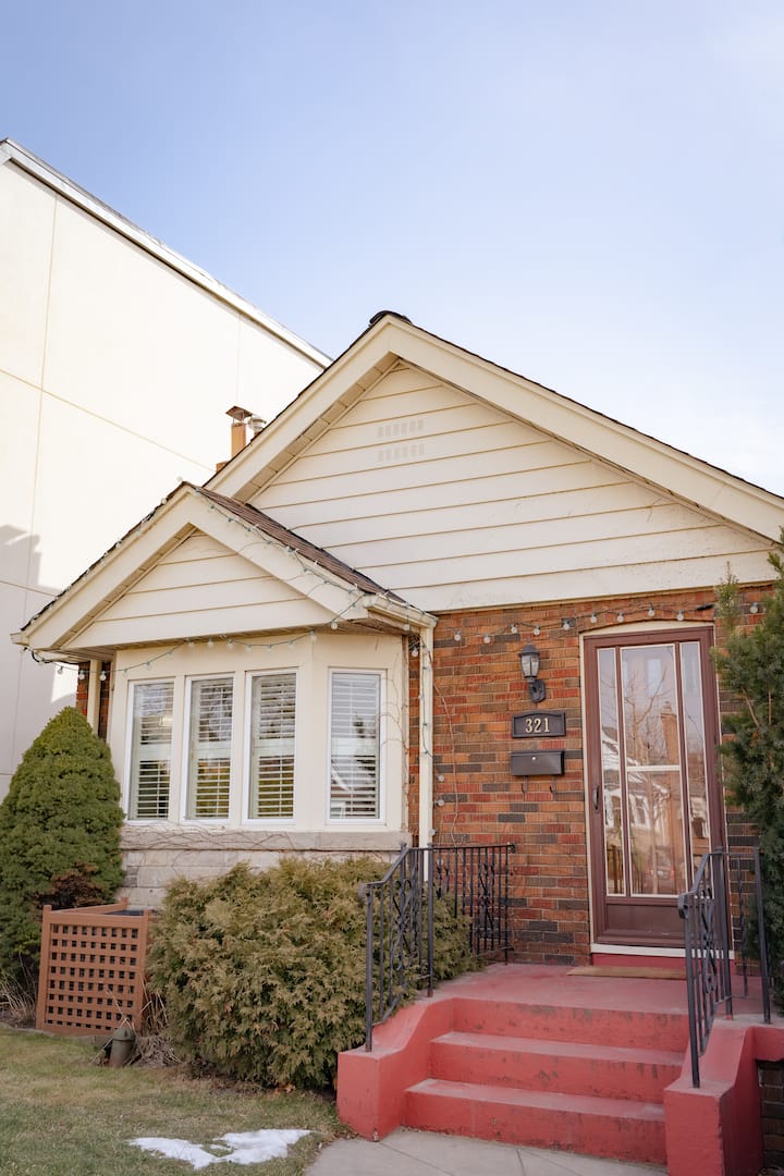 Charming Bungalow In Greektown! - Toronto