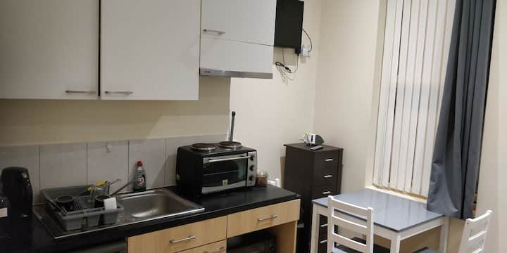 Cosy, Clean Studio Apartment 1, Next To Lfc - Liverpool, UK