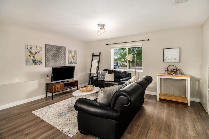 Just Steps To The Rock Hike! Bright Modern Suite - Colorado