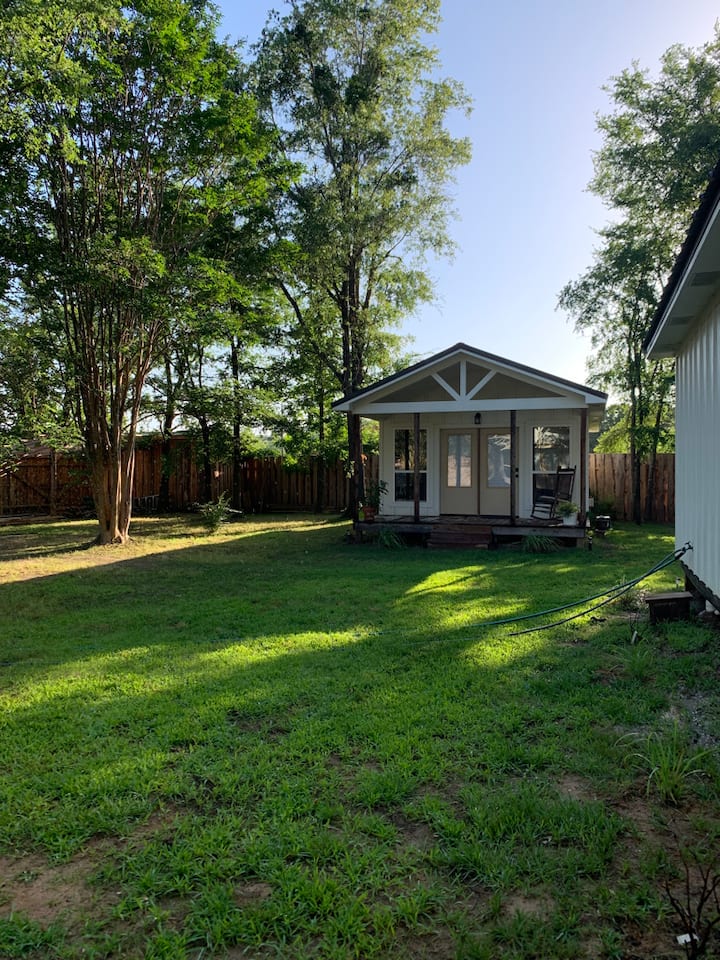 Hollows Guest House Bungalow D - Modern Cozy Cabin - Van, TX