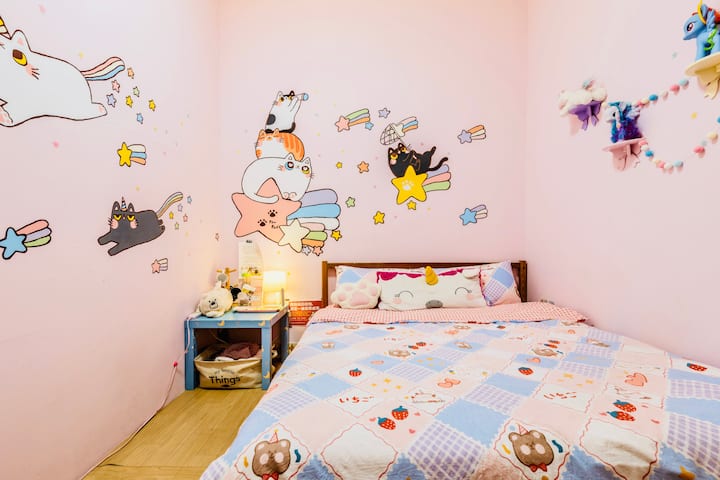 太陽慢慢走民宿-流星雙人雅房|貓咪民宿|寵物友善|台灣原創插畫|台南大學旁最可愛房源 - 阿蓮區