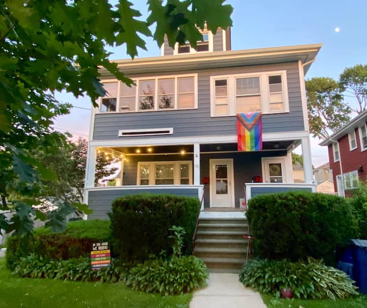 Sunny, Clean Wollaston 2br Near Red Line And Beach - Quincy, MA