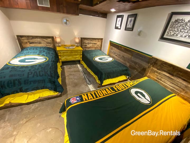 Packer Themed Room ☀️ Warm And Cozy! - Green Bay, WI