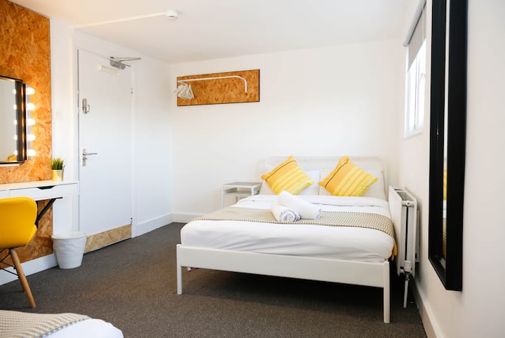 Ct9: Modern – Sleeps 4 – Beside Camden Town Metro - London