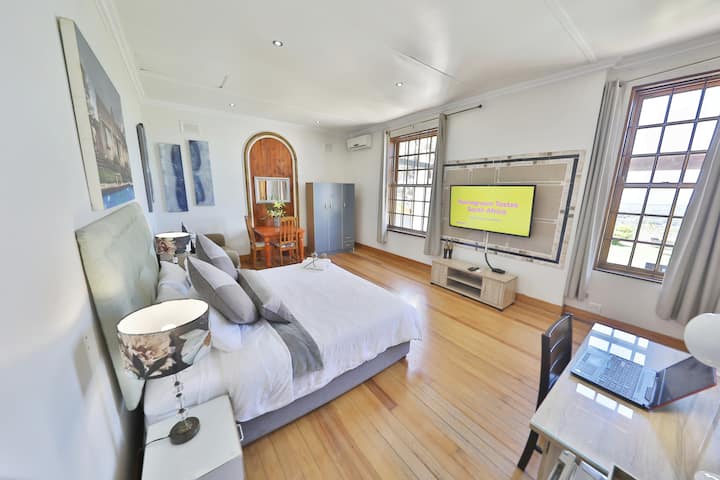 Seascape. Direct Room Access. En-suite. Aircon - Durban