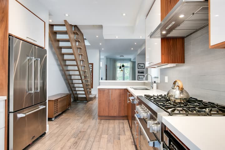 Explore Leslieville From A Beautiful Victorian Home - Toronto