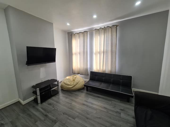 Bright & Spacious Private 2-bedroom Apartment - Wetherby