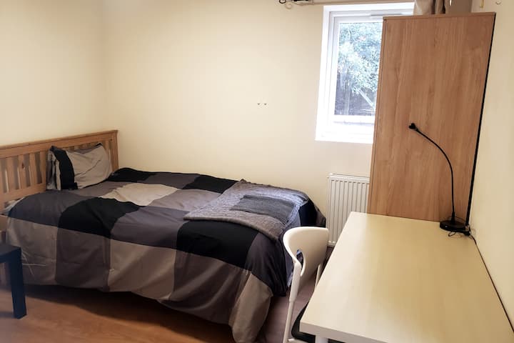 Simplistic Ensuite Space In Heart Of Cov Centre - Coventry