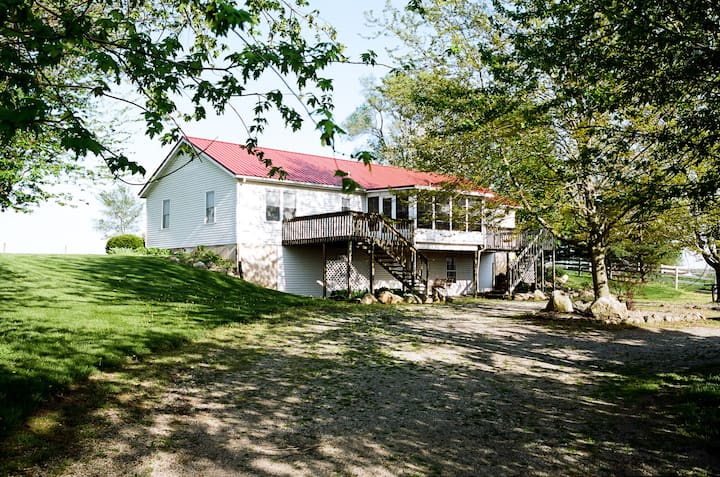 Authentic Amish Farmhouse Near All Attractions! - Topeka, IN