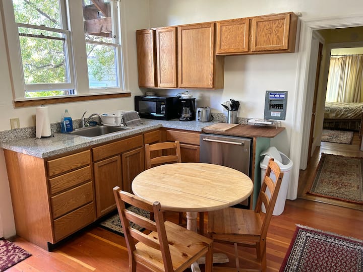 Spacious & Convenient 2-bedroom Berkeley Apartment - Berkeley, CA