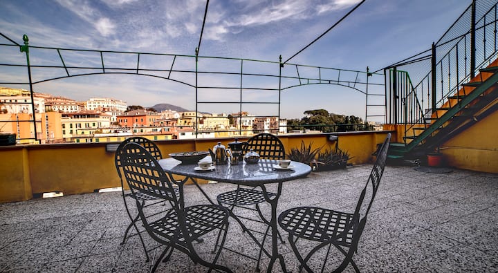 Above The Clouds: Charming Attic In The Old Town - Genua