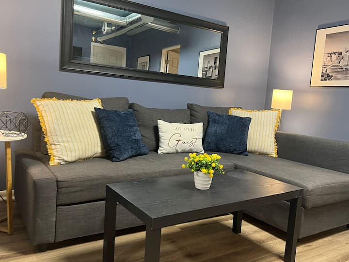 Funky 3rd Floor Condo, 5 Beds W/ Sofa Bed + Wifi! - Pittsburgh, PA