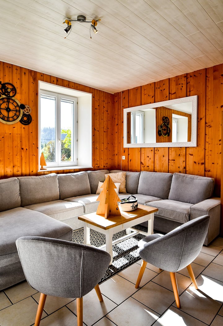 Gîte "Le Montjoie" : 13 Personnes - Moirans-en-Montagne