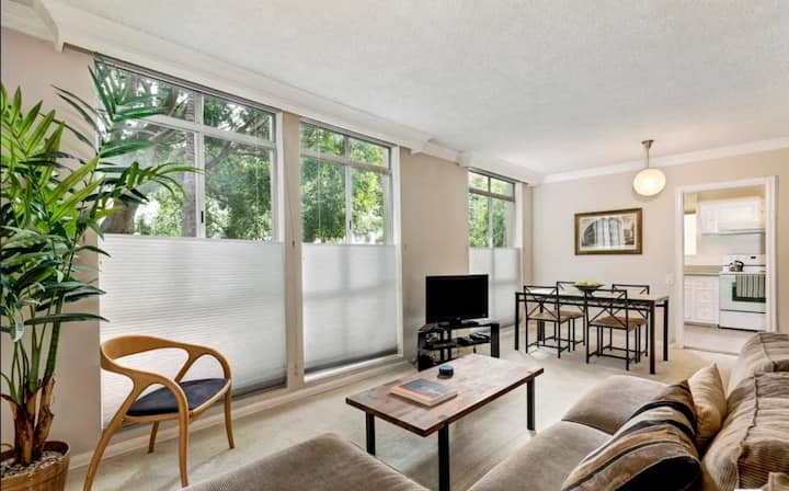 Spacious Studio At Foot Of Hollywood Hills - Los Angeles, CA