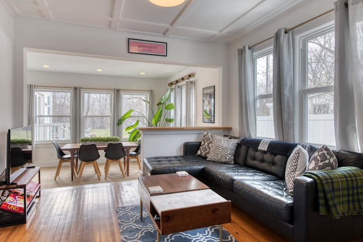 Greenport Village-sunny 3 Bedroom/3 Full Baths - Greenport, NY