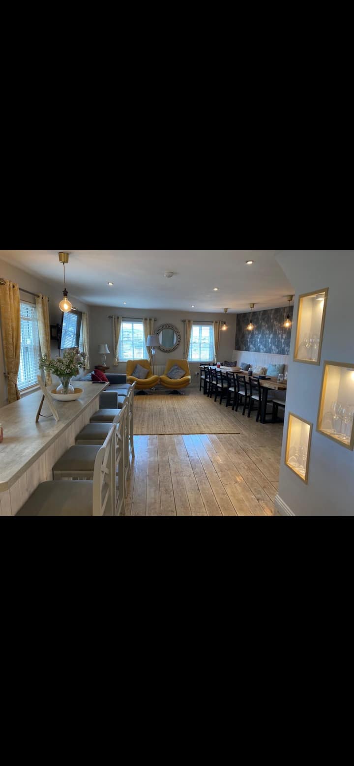 Westport Centre Penthouse Apartment Sleeps 10. - 메이요 주