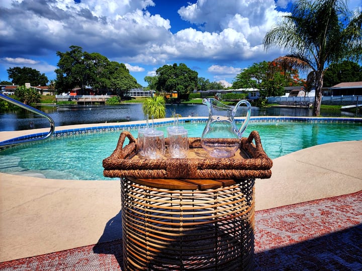 Stunning Lakefront-king Bed - 10 Min To Beaches - Treasure Island, FL