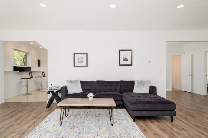 Spacious Ground-level Retreat: Pure Comfort - Everett, WA