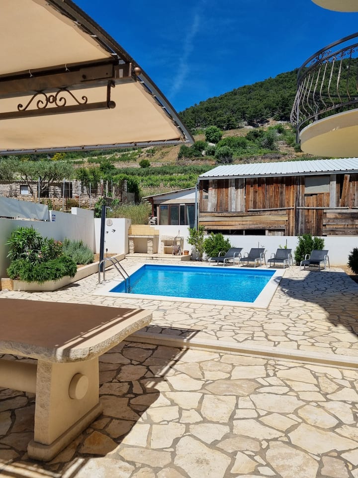 4* Apartment - Sea Views, Private Pool & Parking - Bol