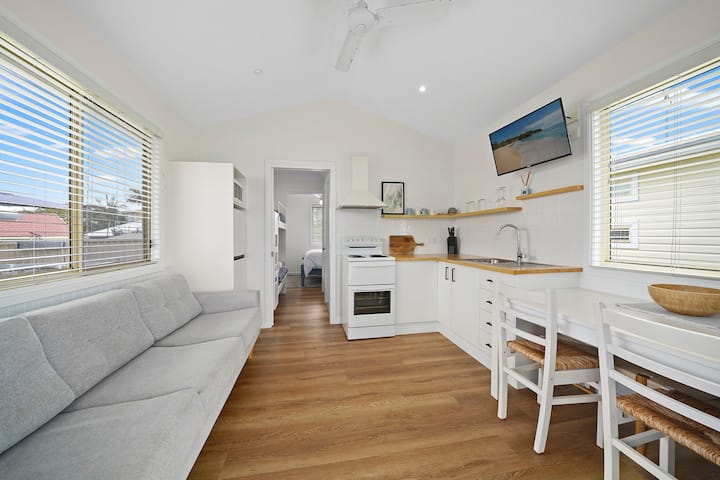 Little Palms -  1 Bedroom Cabin + Bunks - Lake Cathie