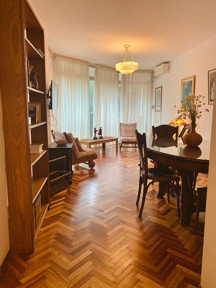 Cálido Piso En Sitio Inmejorable - Montevideo