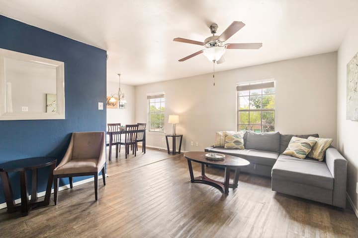 Steps From At&t Stadium ★ Comfy Space ★ Kind Hosts - Grand Central Park, Grand Prairie