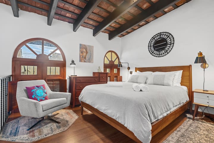 Large Quiet Loft~ King Bed & In The Center Of Town - Levittown