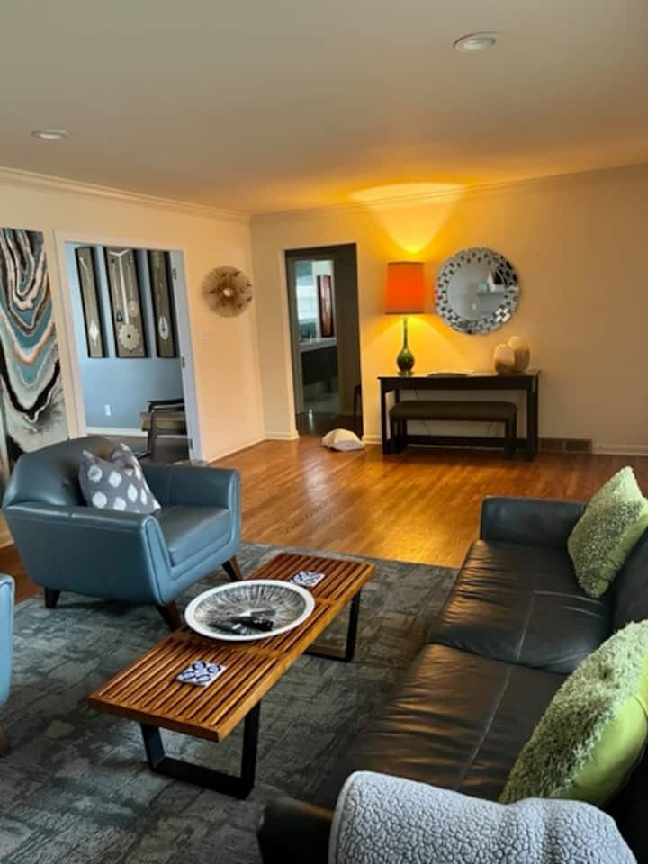 Gorgeous 2 Bedroom House In The Perfect Location! - Springfield, MO