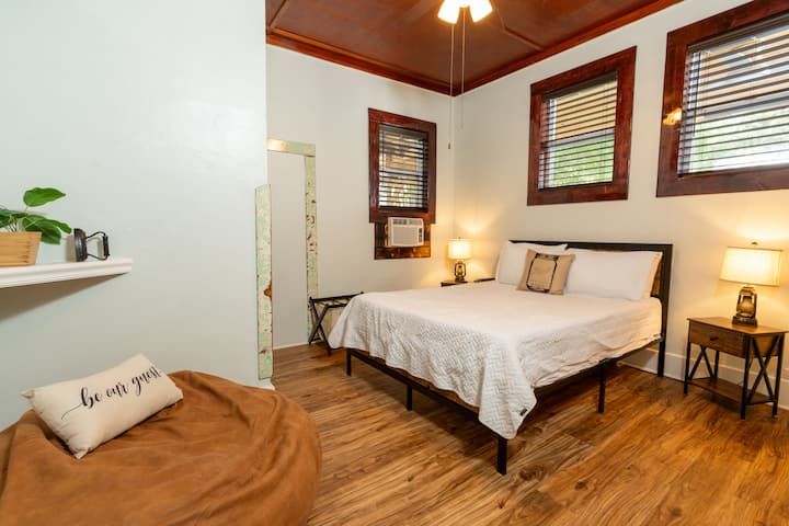 Vintage Room: Walk Dntn | Apt | Pet Friendly - Gainesville, FL