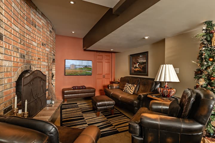 Luxury Getaway Suite With Sauna , Pool Table , - Saskatchewan