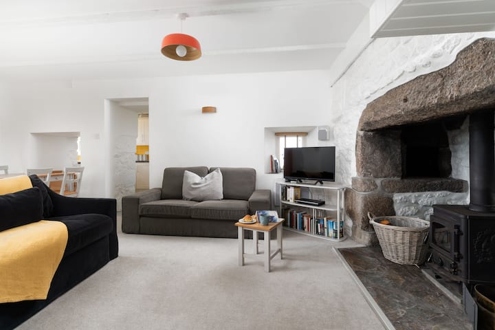 Little Gwenver - Character Cottage Above Beach - Sennen Cove