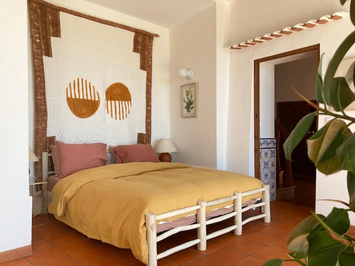 Private 4 Room Apartment, Pool, Garden & Seaview - Algarve